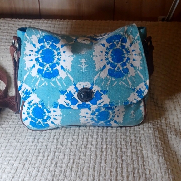 Bella Taylor | Bags | Bella Taylor Crossbody | Poshmark
